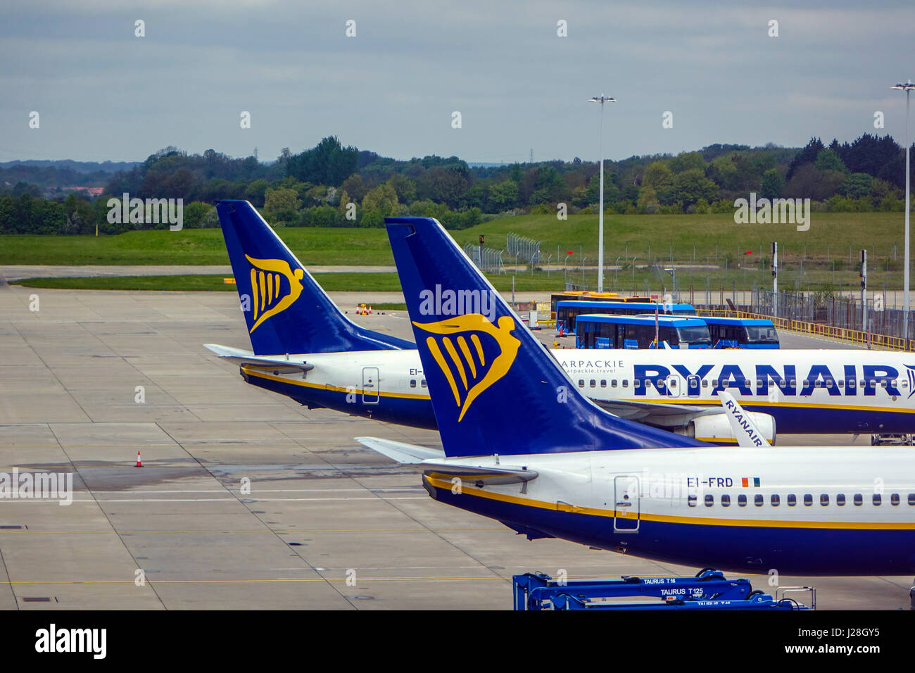 Ryan air airplane apron hi-res stock photography and images - Alamy
