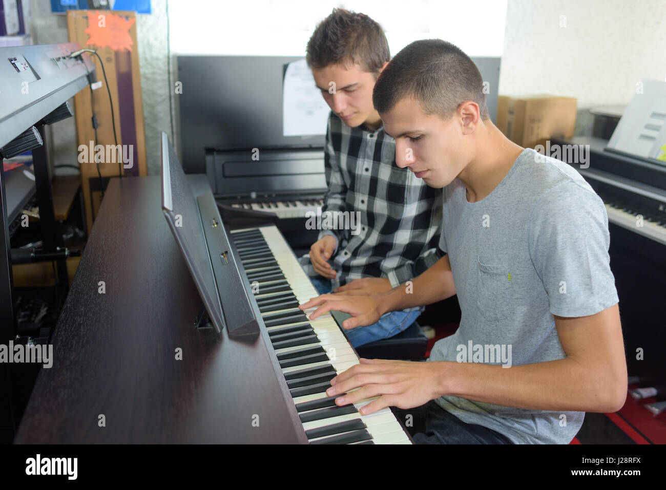 Man playing keyboard hi-res stock photography and images - Alamy