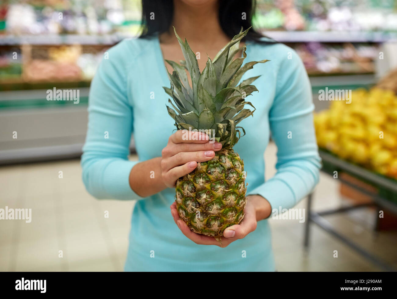 woman with pineapple at grocery store Stock Photo - Alamy