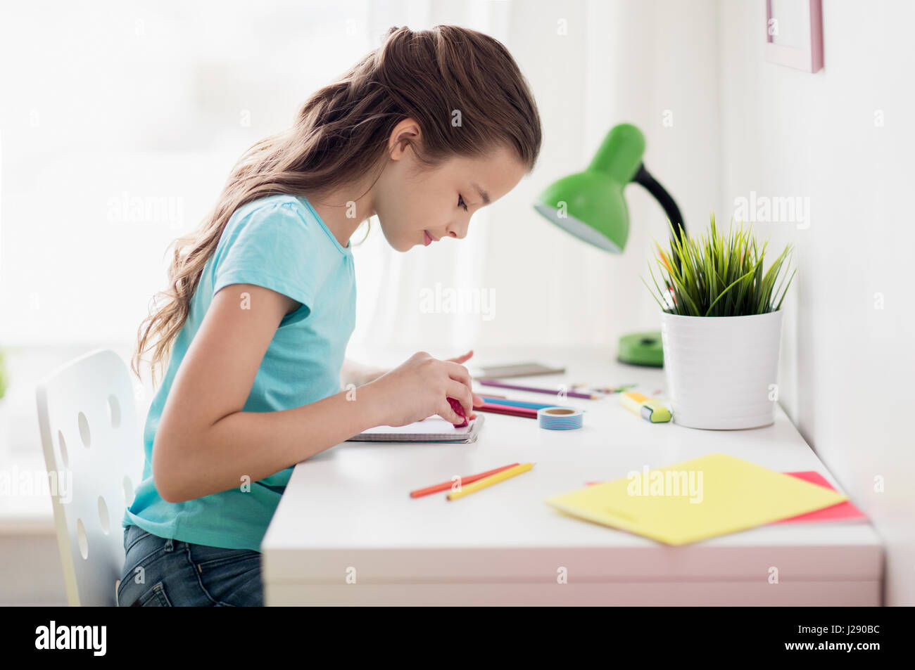 Preteen girl drawing hi-res stock photography and images - Alamy