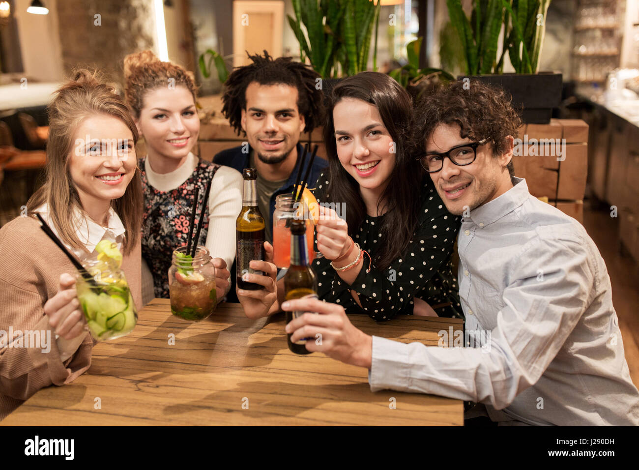 Non alcoholic drink friends bar hi-res stock photography and images - Alamy