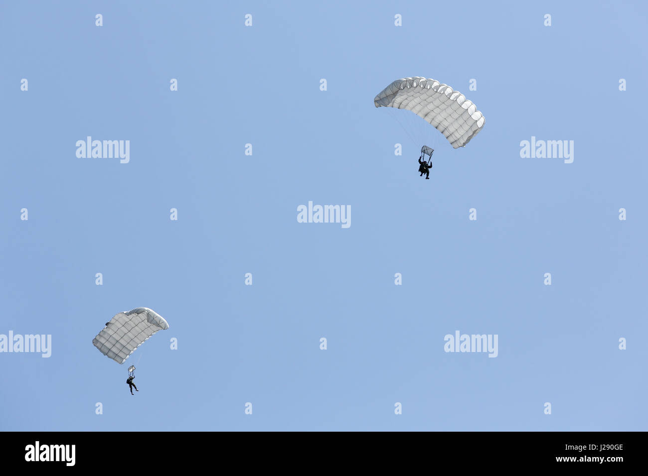 Parachute soldiers in the sky Stock Photo - Alamy