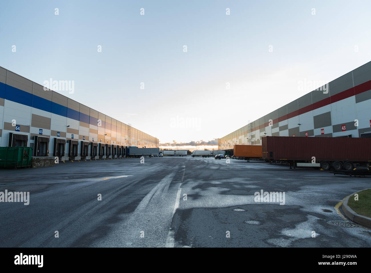 warehouse gates and trucks loading Stock Photo - Alamy