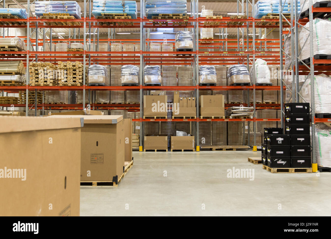 cargo boxes storing at warehouse shelves Stock Photo - Alamy