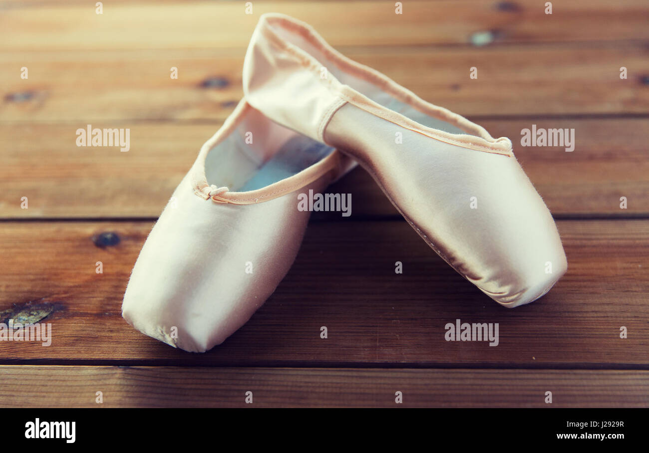 Pointe shoes up close hi-res stock photography and images - Alamy