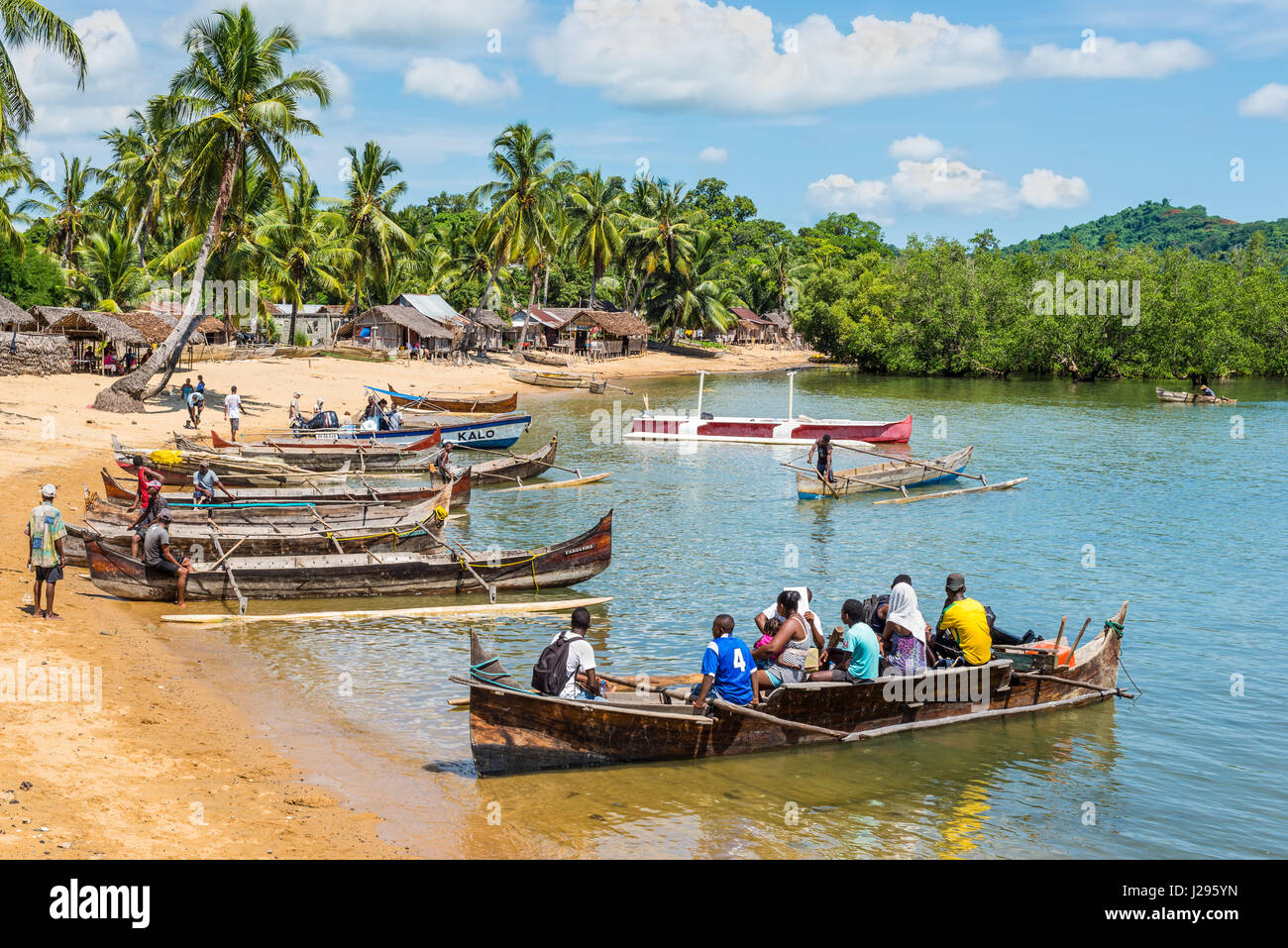 Madagascar native people fishing hi-res stock photography and images ...