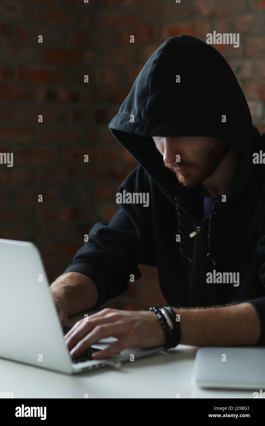 Computer hacker hoodie hi-res stock photography and images - Alamy