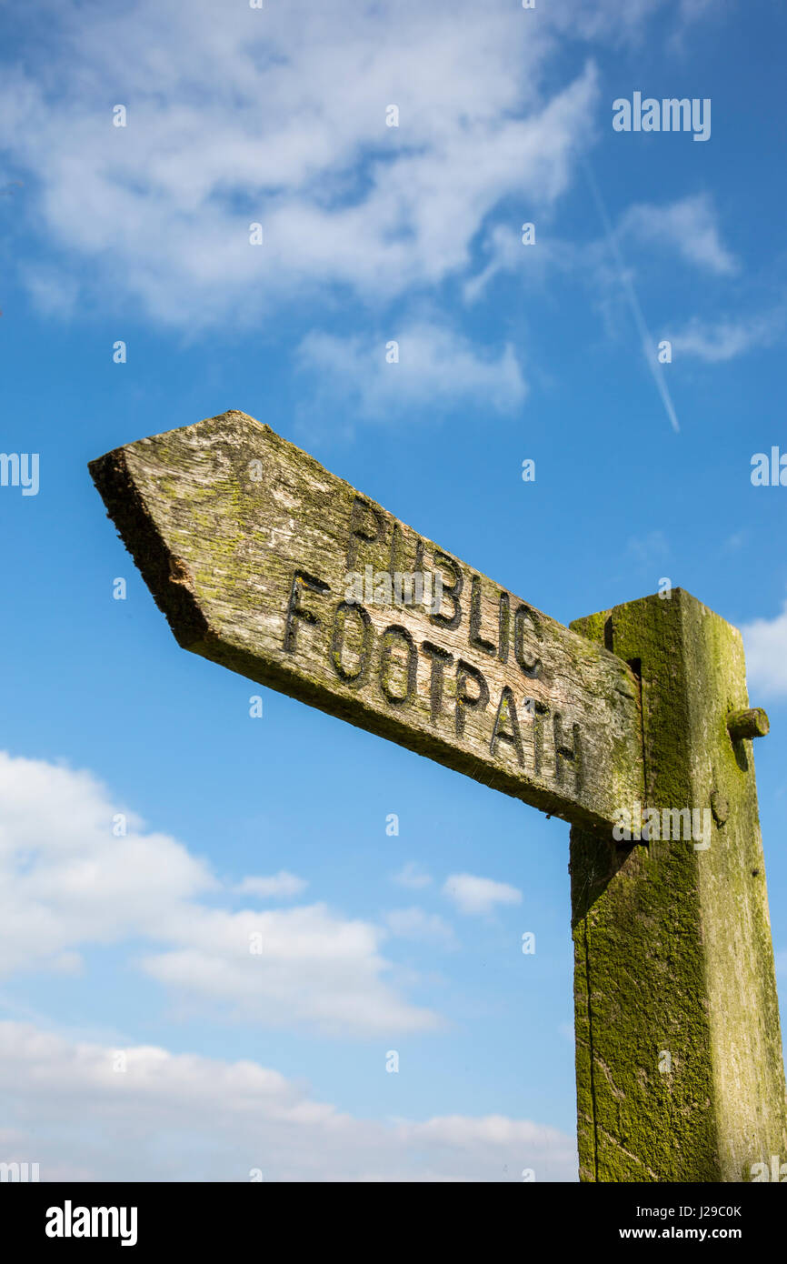 Rural footpath sign hi-res stock photography and images - Alamy