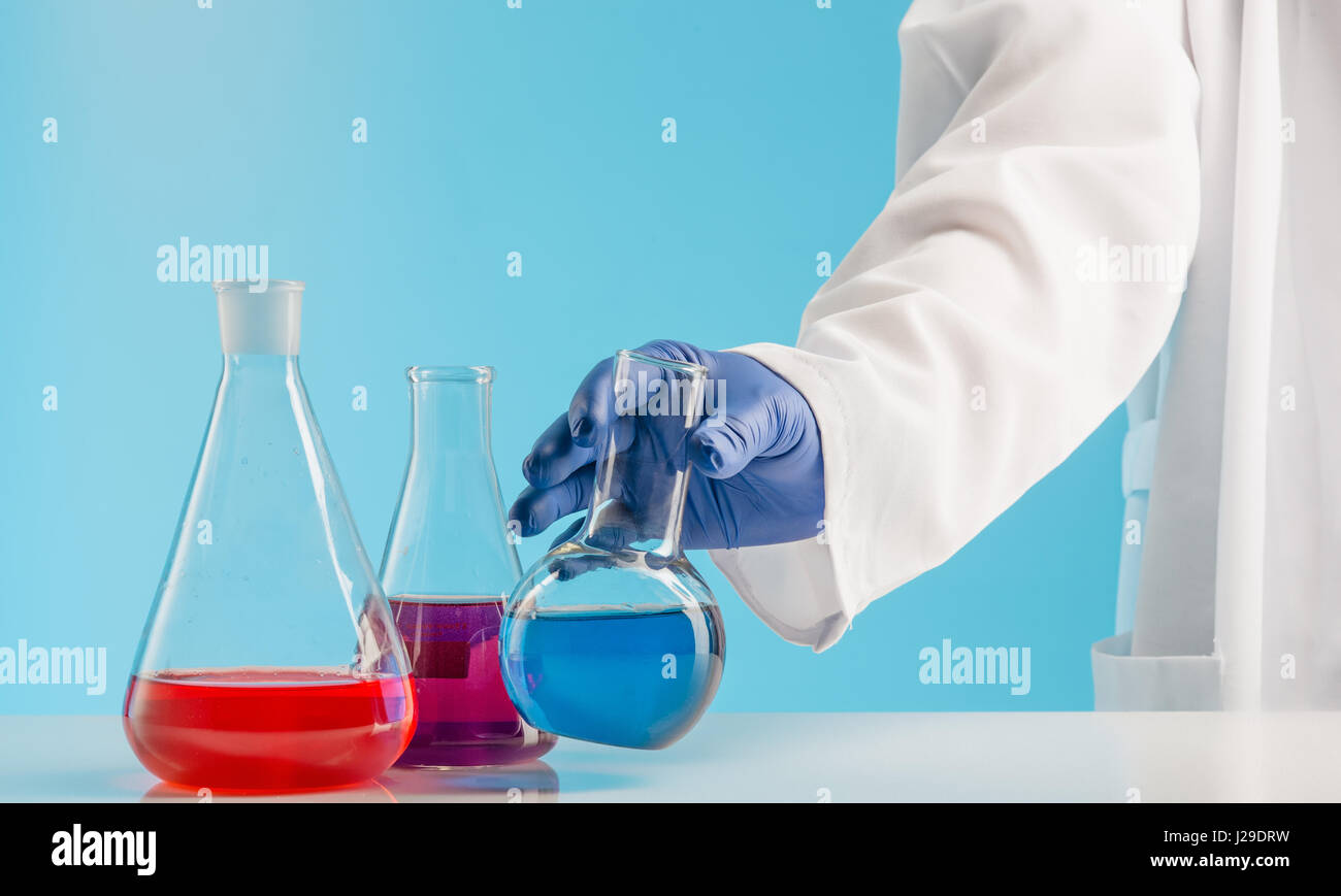 Chemical reaction flask hi-res stock photography and images - Alamy