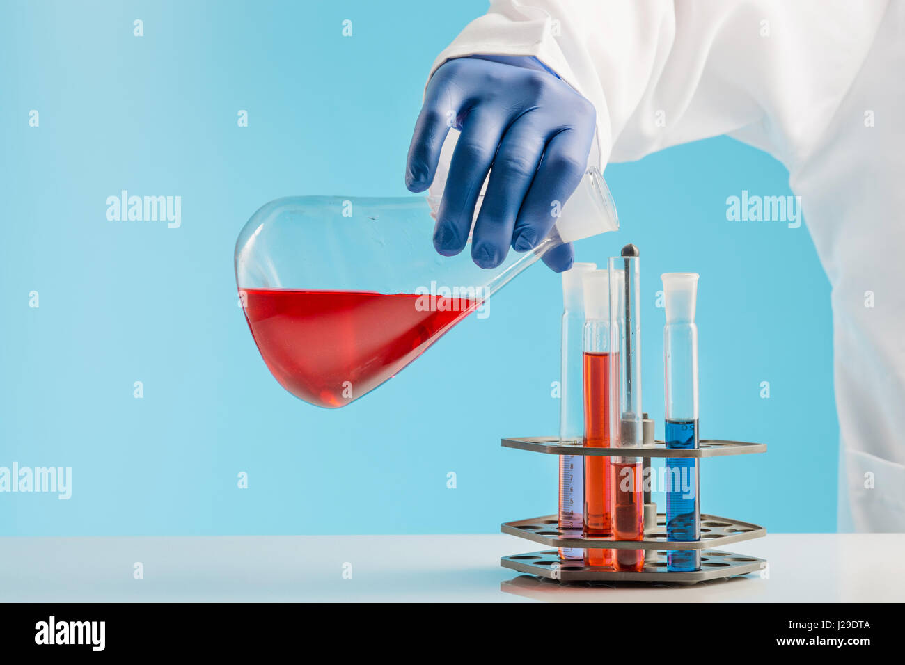 Lab experiment hi-res stock photography and images - Alamy
