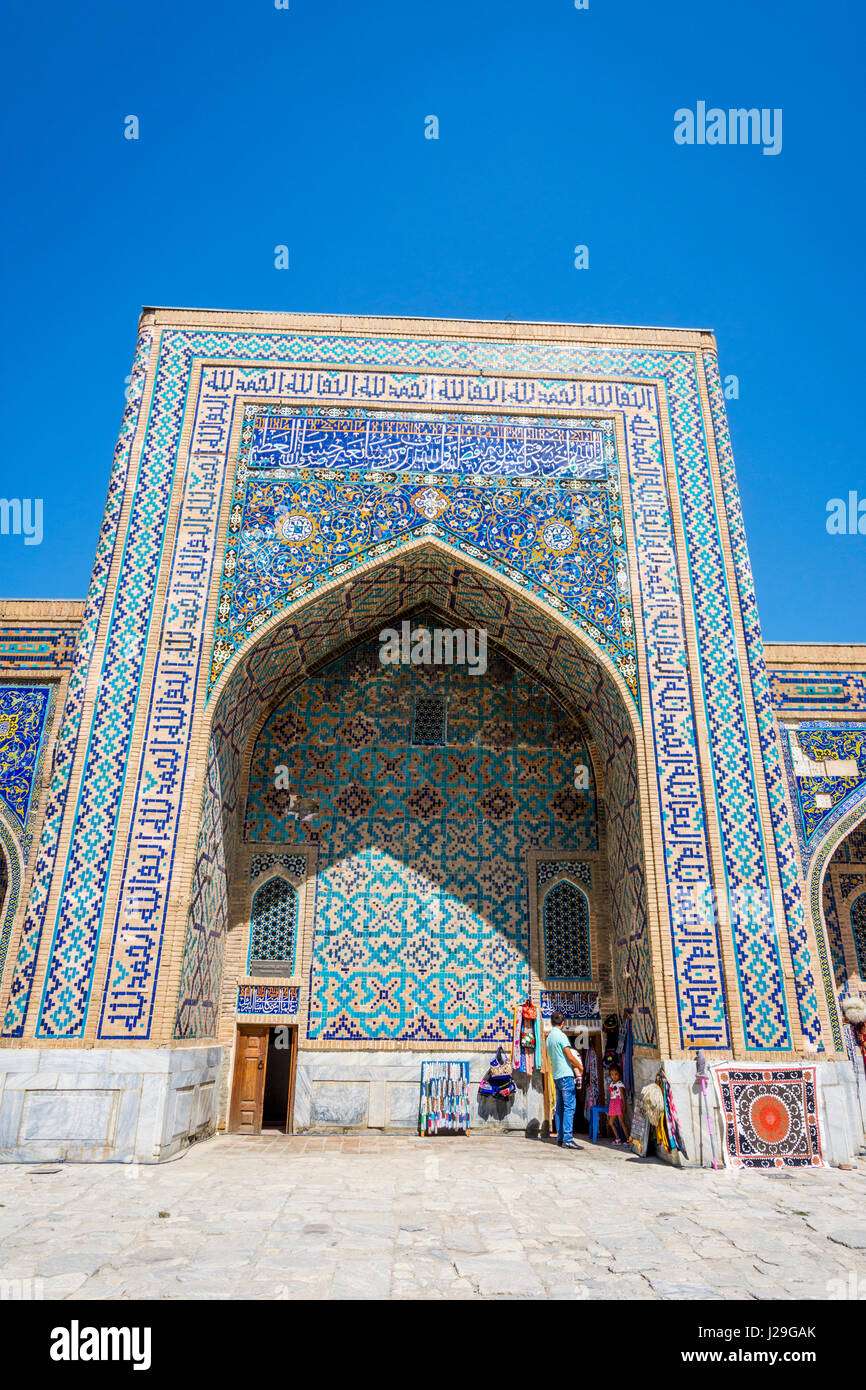 Entrance to the souvenir shop in the atrium of Samarkand Registan ...