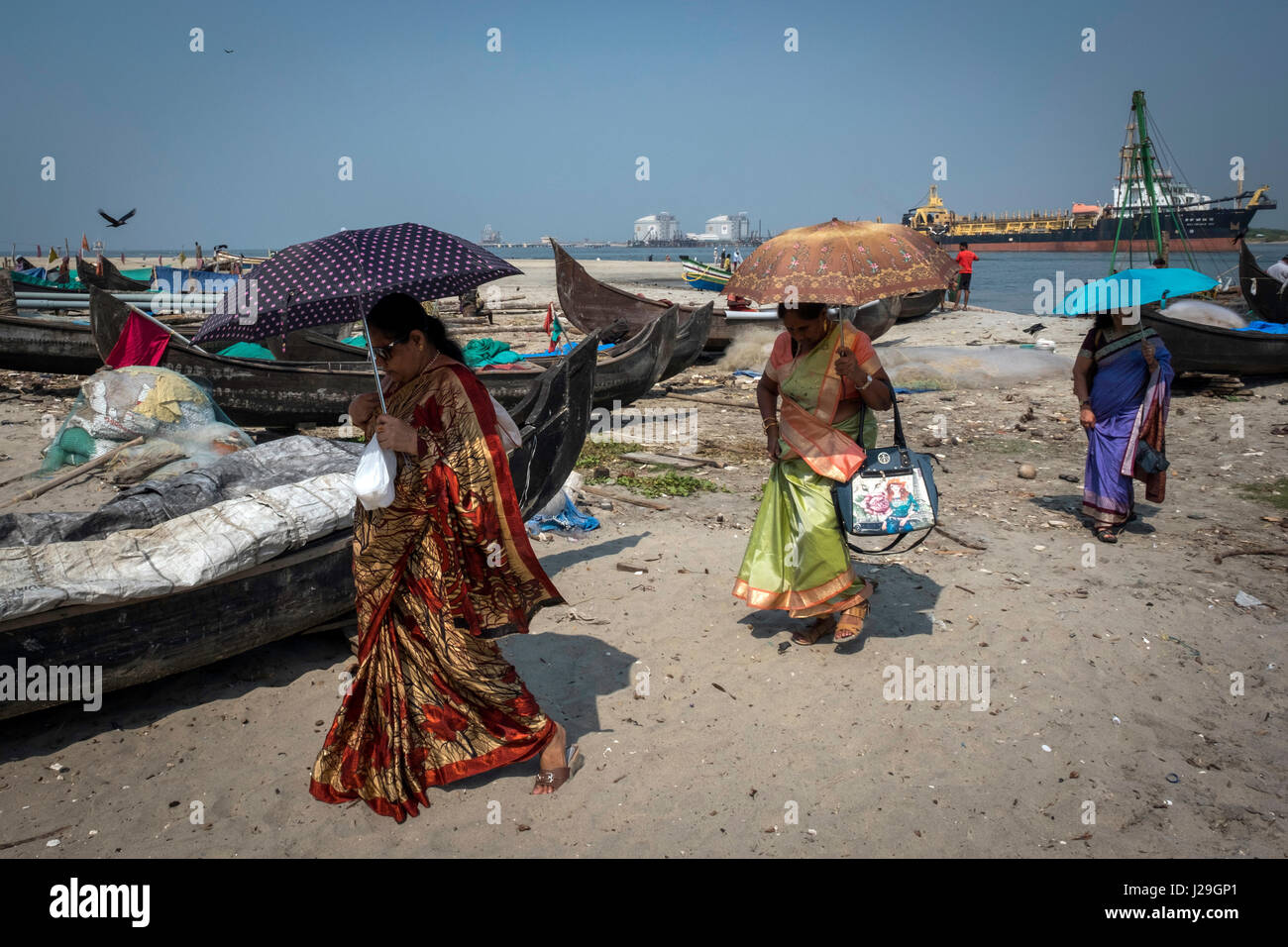 Women sell fish hi-res stock photography and images - Alamy