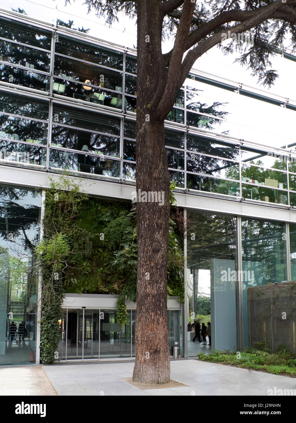 Entrance of fondation cartier pour hi-res stock photography and images ... Entrance of fondation cartier pour hi-res stock photography and images ...