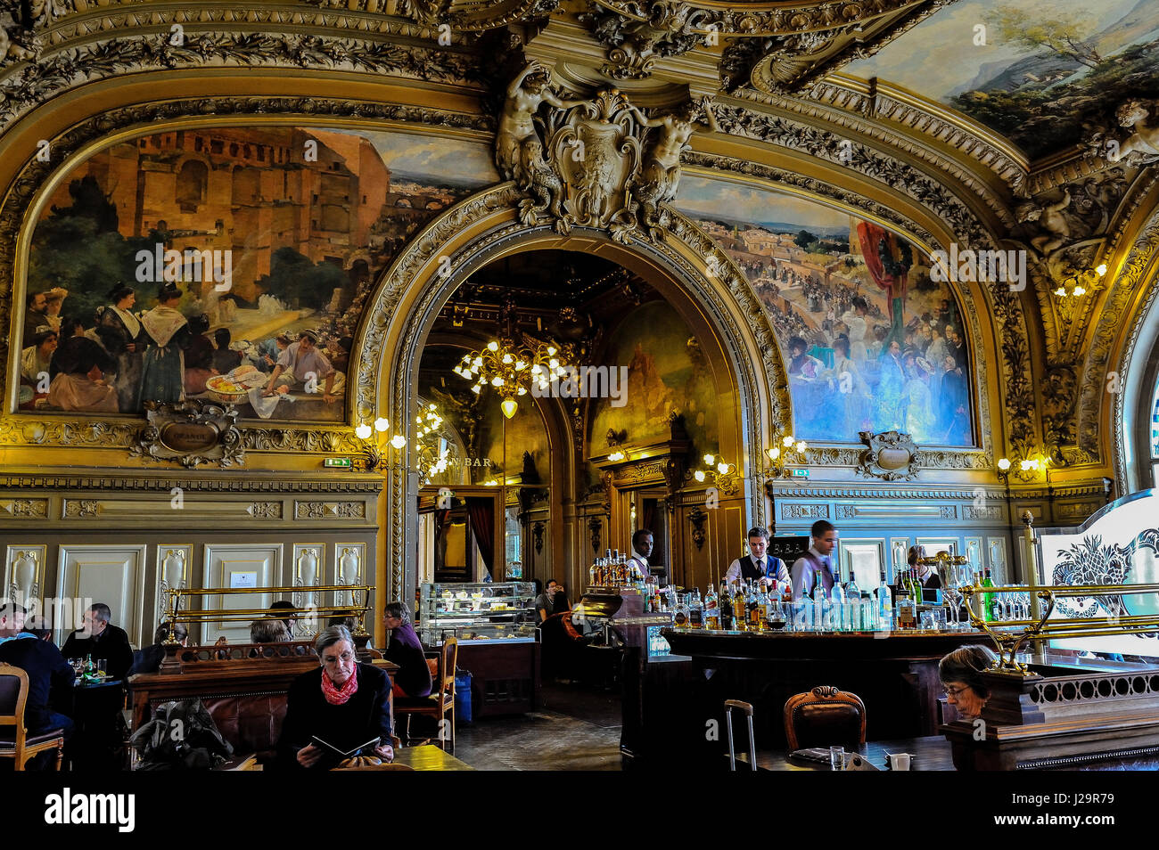 France, Paris, room of the restaurant "Le Train Bleu" at the Gare de ...