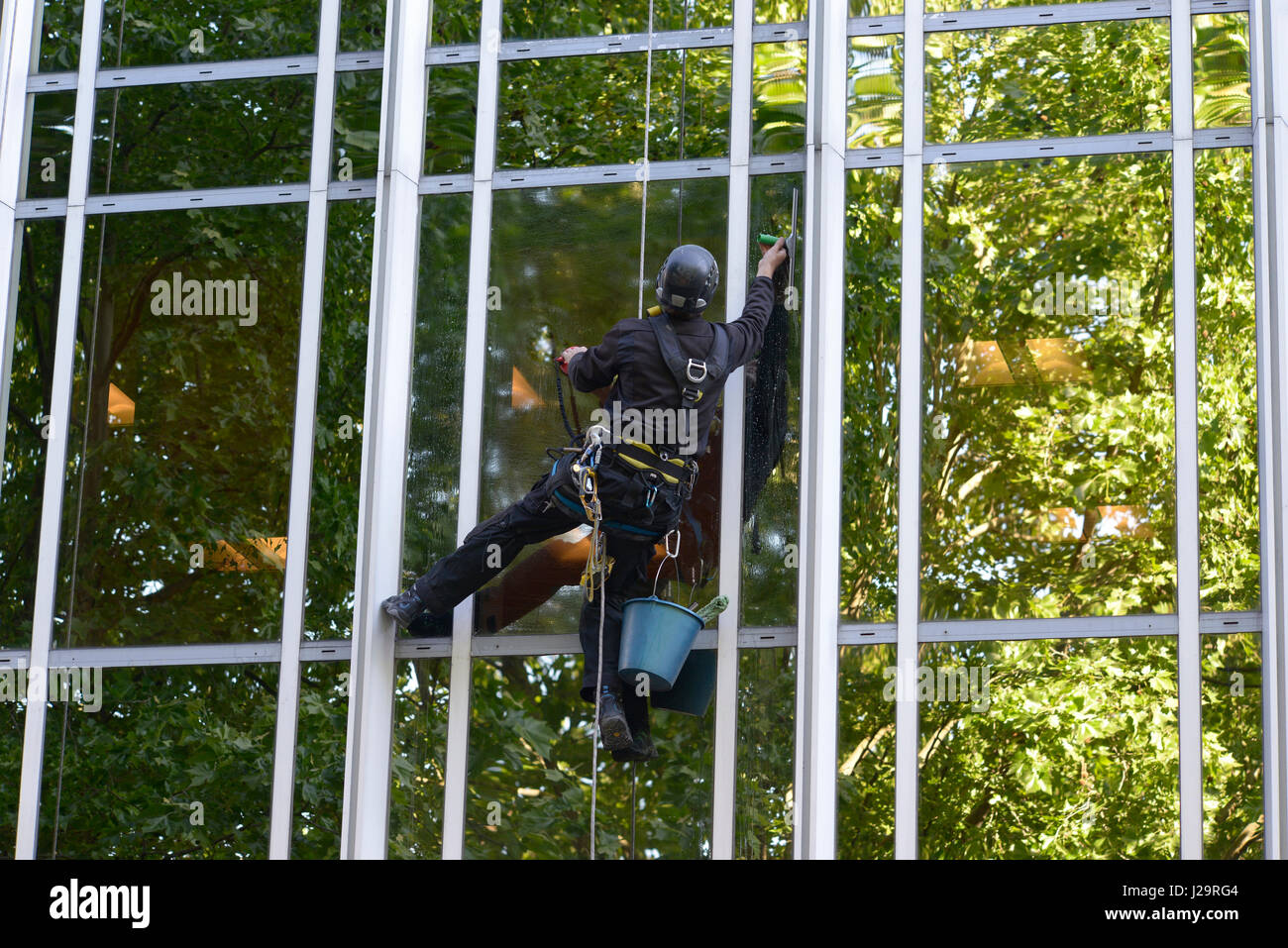 Rope access window cleaning hi-res stock photography and images - Alamy
