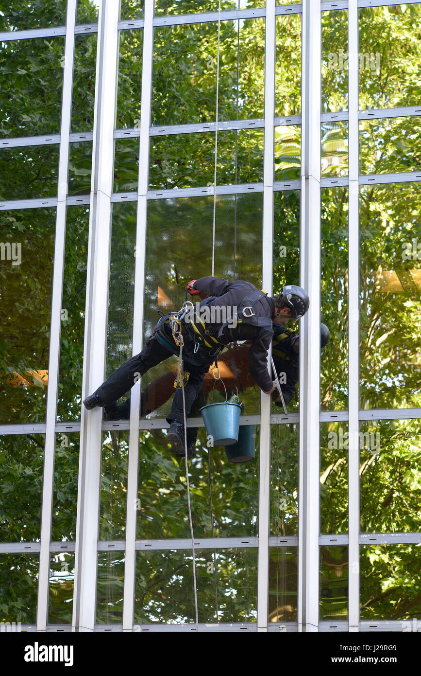 Rope access window cleaning hi-res stock photography and images - Alamy
