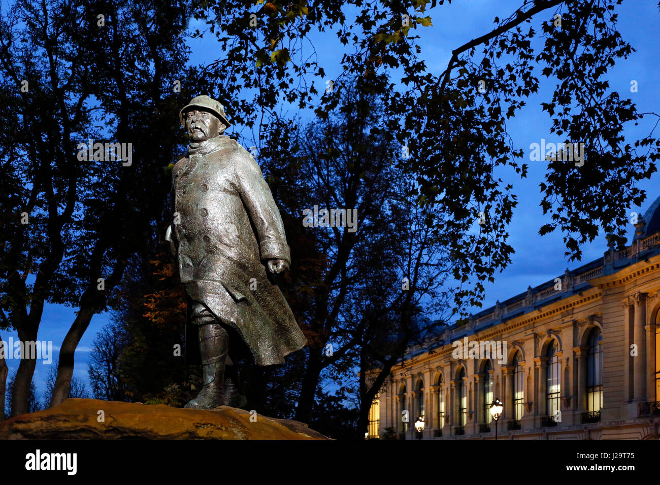 France, Paris, 8th district, Place Clemenceau and statue of Clemenceau ...