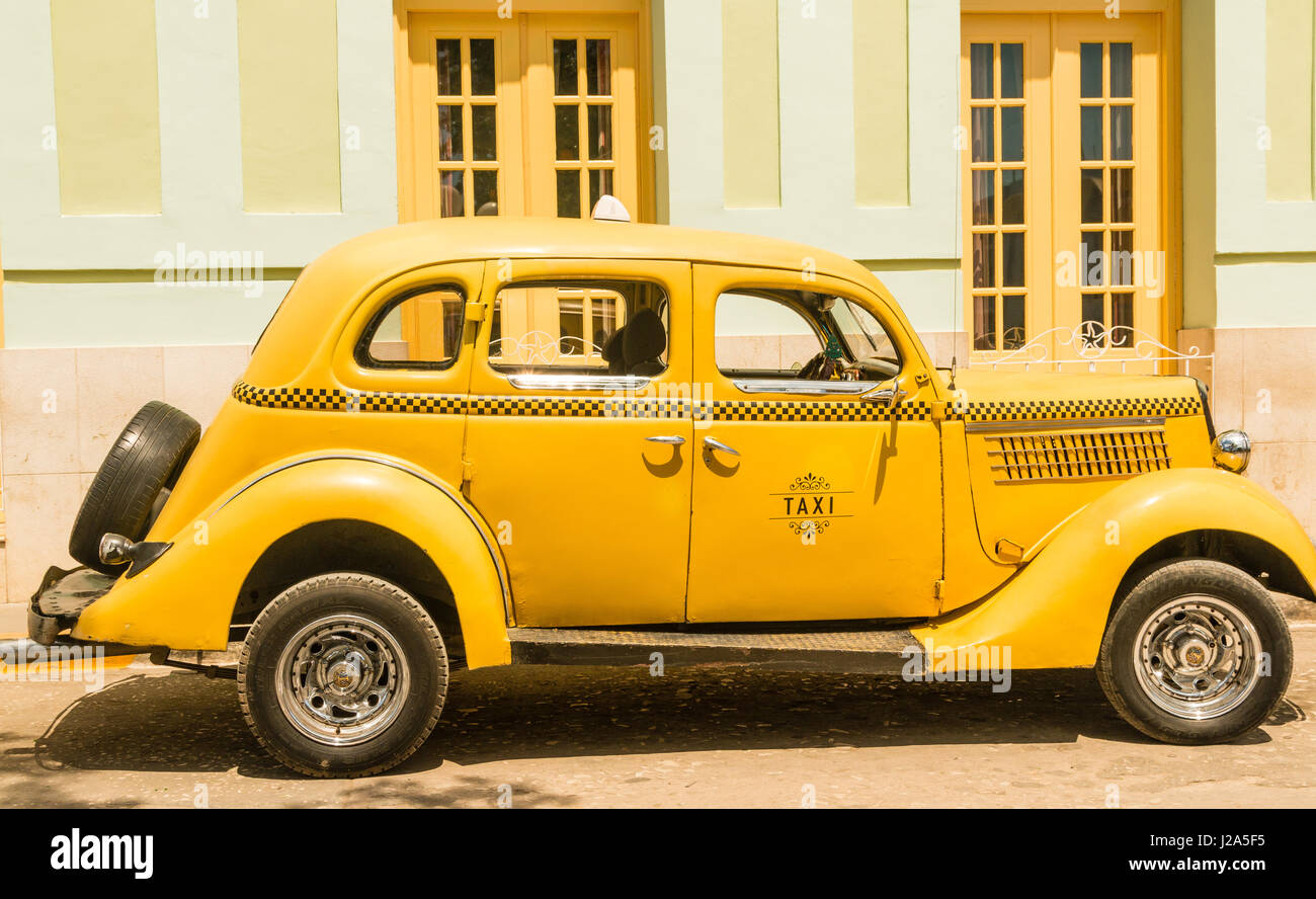 Vintage yellow taxi cab 1950s hi-res stock photography and images - Alamy