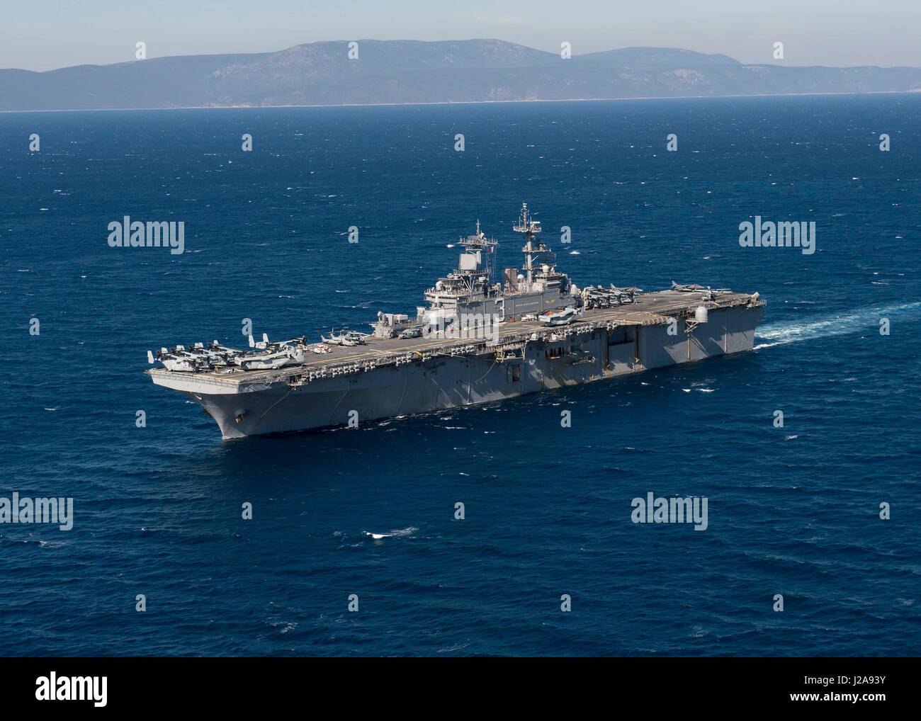 The U.S. Navy Wasp-class amphibious assault ship USS Kearsarge steams ...