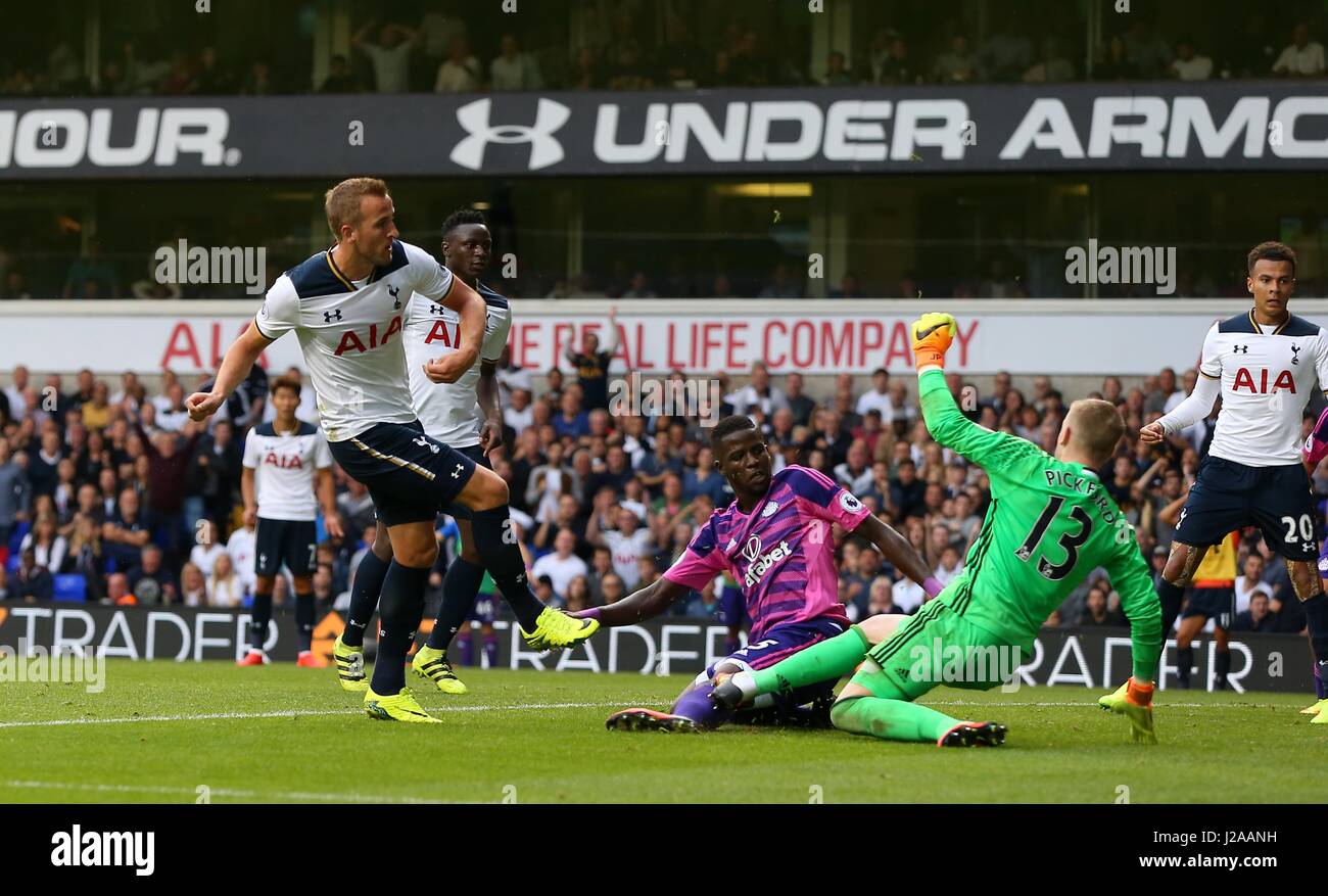 Harry Kane of Tottenham scores past SunderlandÕs keeper Jordan Pickford ...