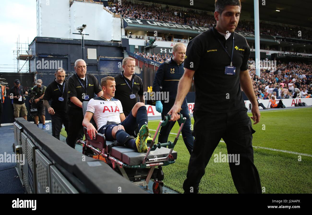 English league soccer football stretcher hi-res stock photography and ...
