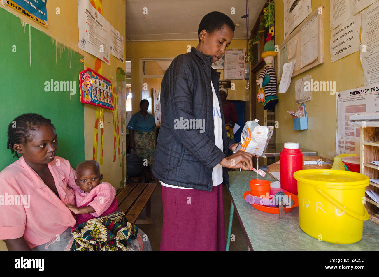 Malawi doctor patient hi-res stock photography and images - Alamy