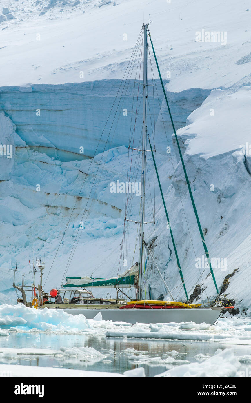 Front of vessel hi-res stock photography and images - Alamy