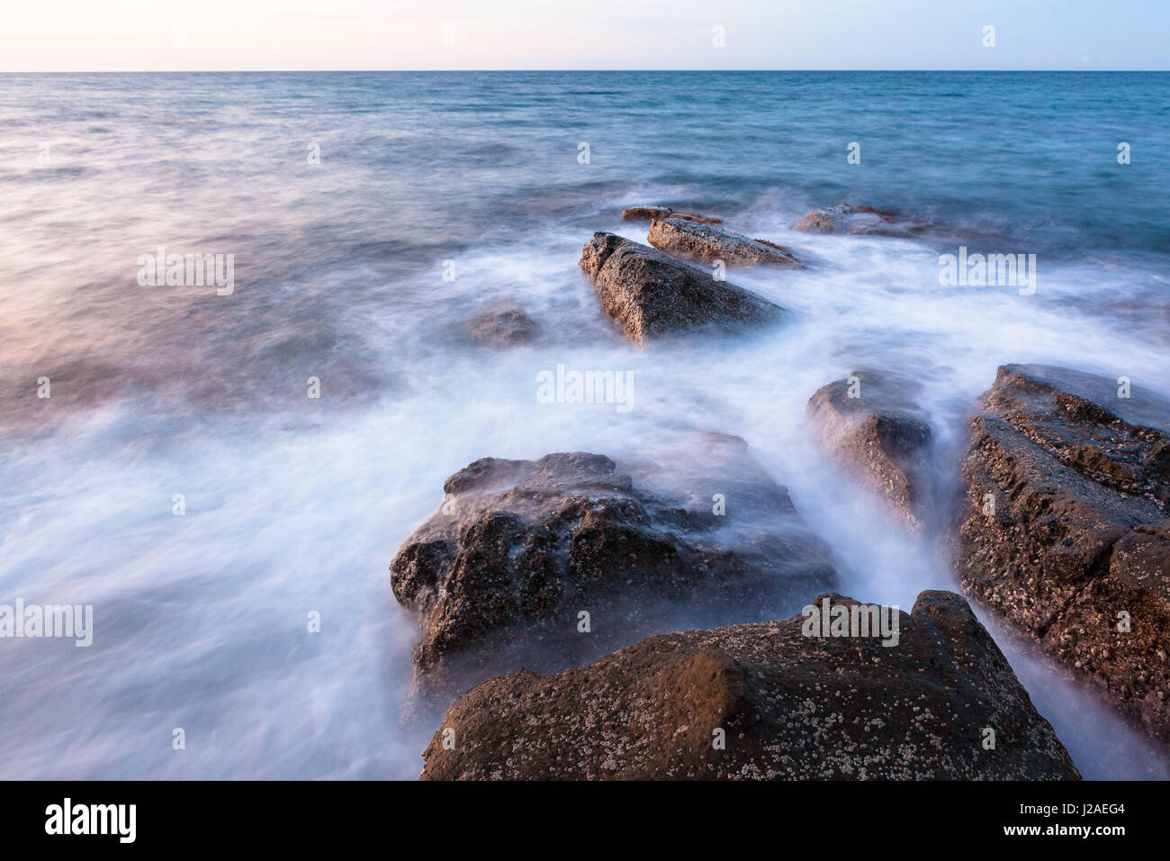 Long exposure blur waves hi-res stock photography and images - Alamy
