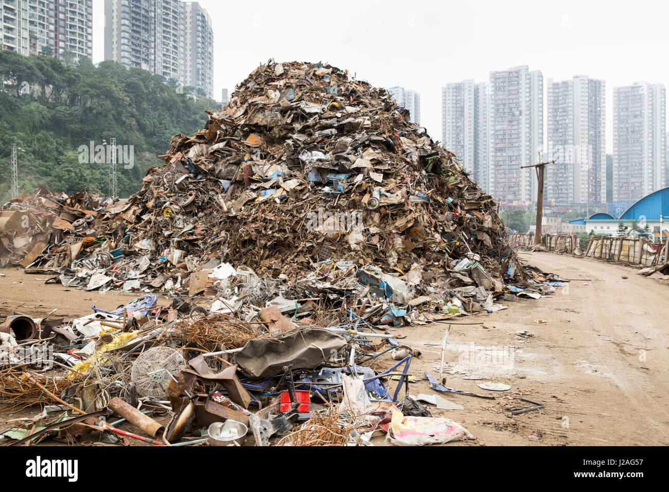 Massive pile garbage scrap hi-res stock photography and images - Alamy