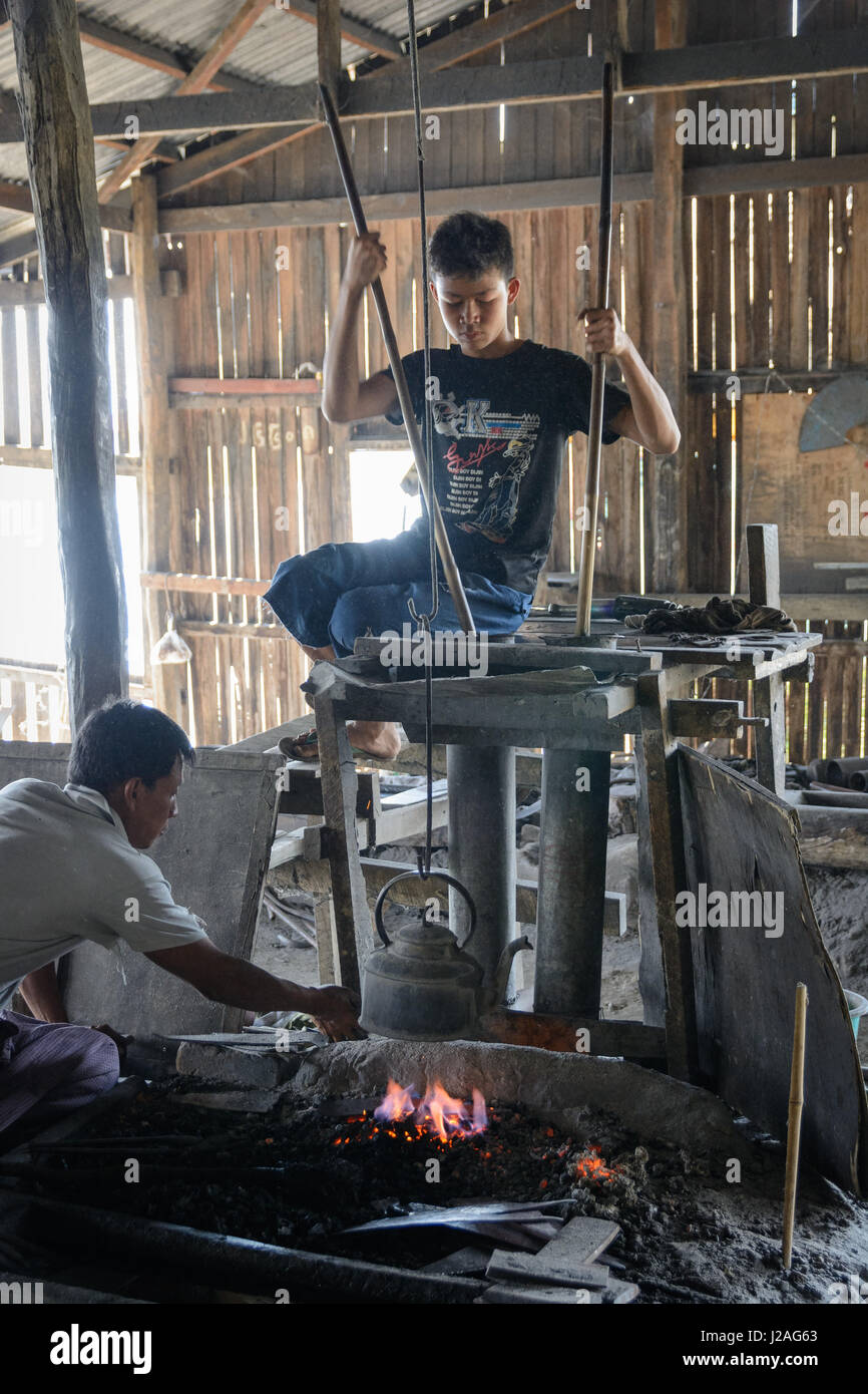 Myanmar crafts hi-res stock photography and images - Alamy
