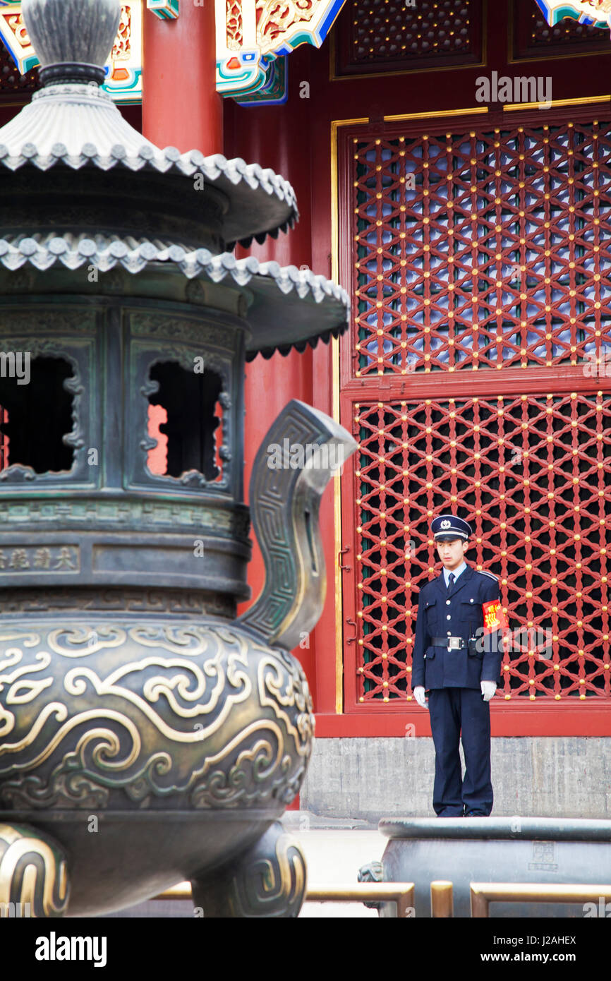 Soldier standing guard hi-res stock photography and images - Alamy