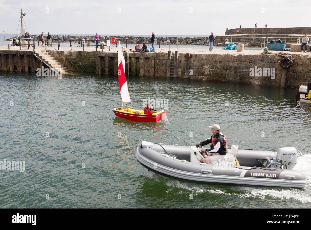 Child sailing dinghy hi-res stock photography and images - Alamy