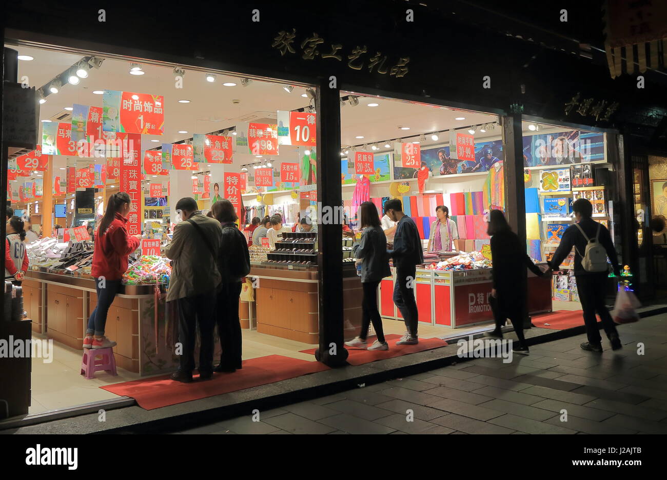 Traditional chinese clothes shop hi-res stock photography and images ...
