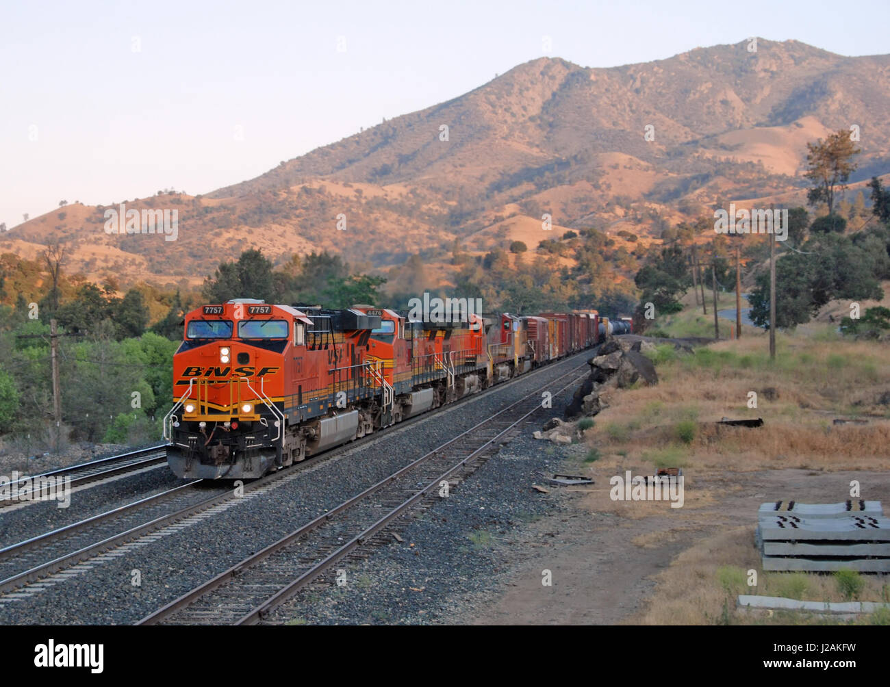 Bnsf es44dc locomotive hi-res stock photography and images - Alamy