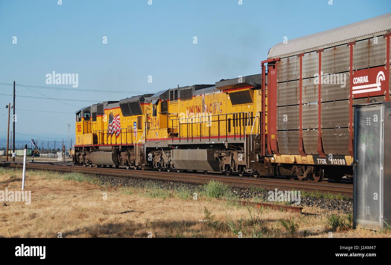 Union Pacific powered freight train arriving at Roseville, Placer ...