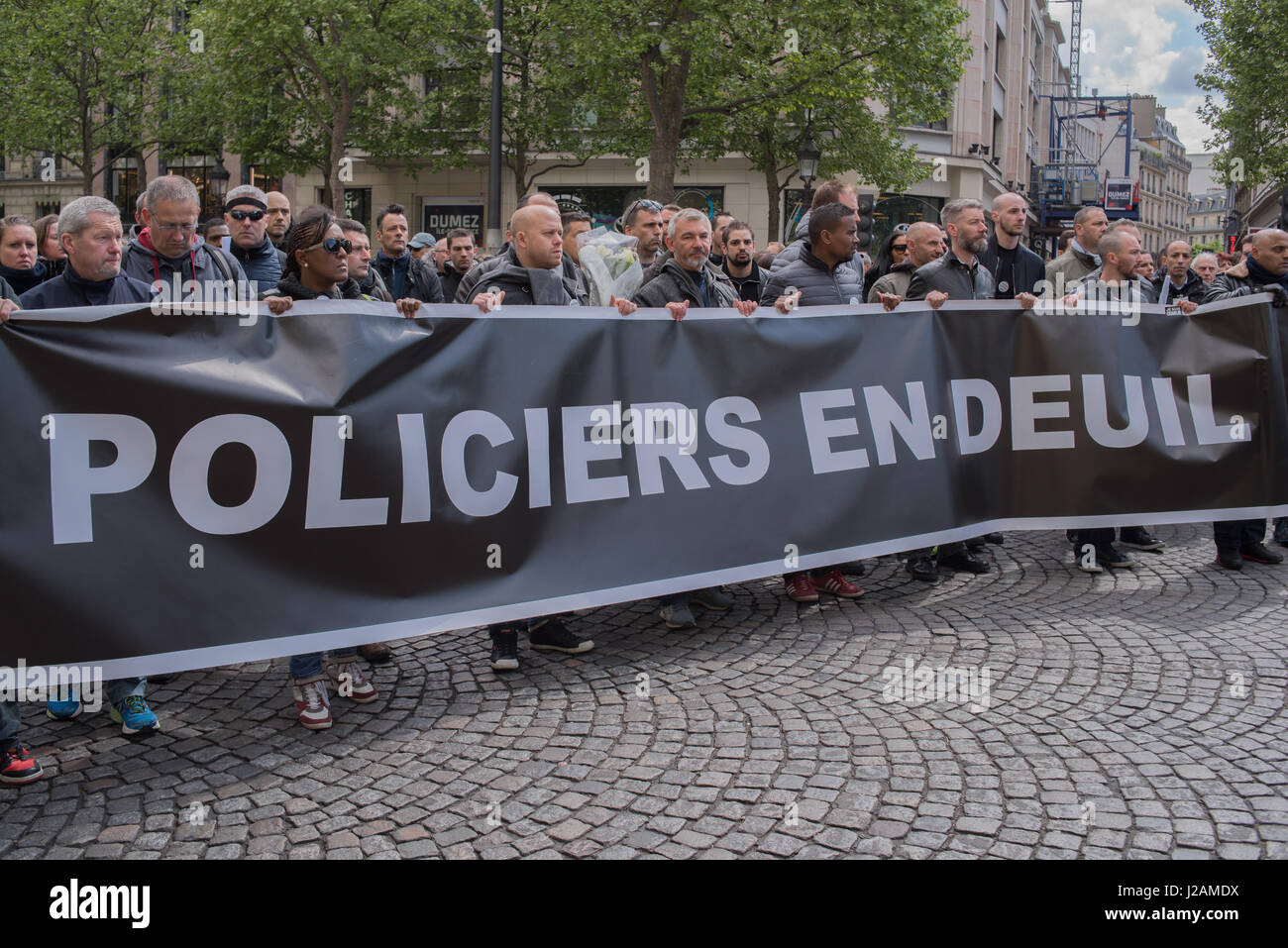 Paris: Manifestation Police officers "angry" and "in mourning Stock ...