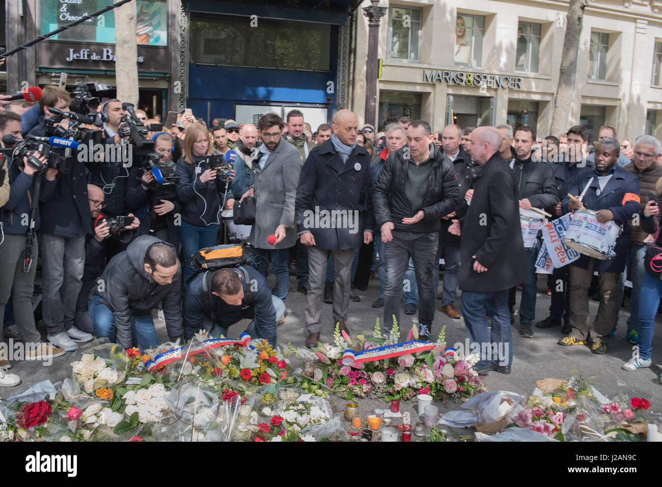 Paris: Manifestation Police officers "angry" and "in mourning Stock ...