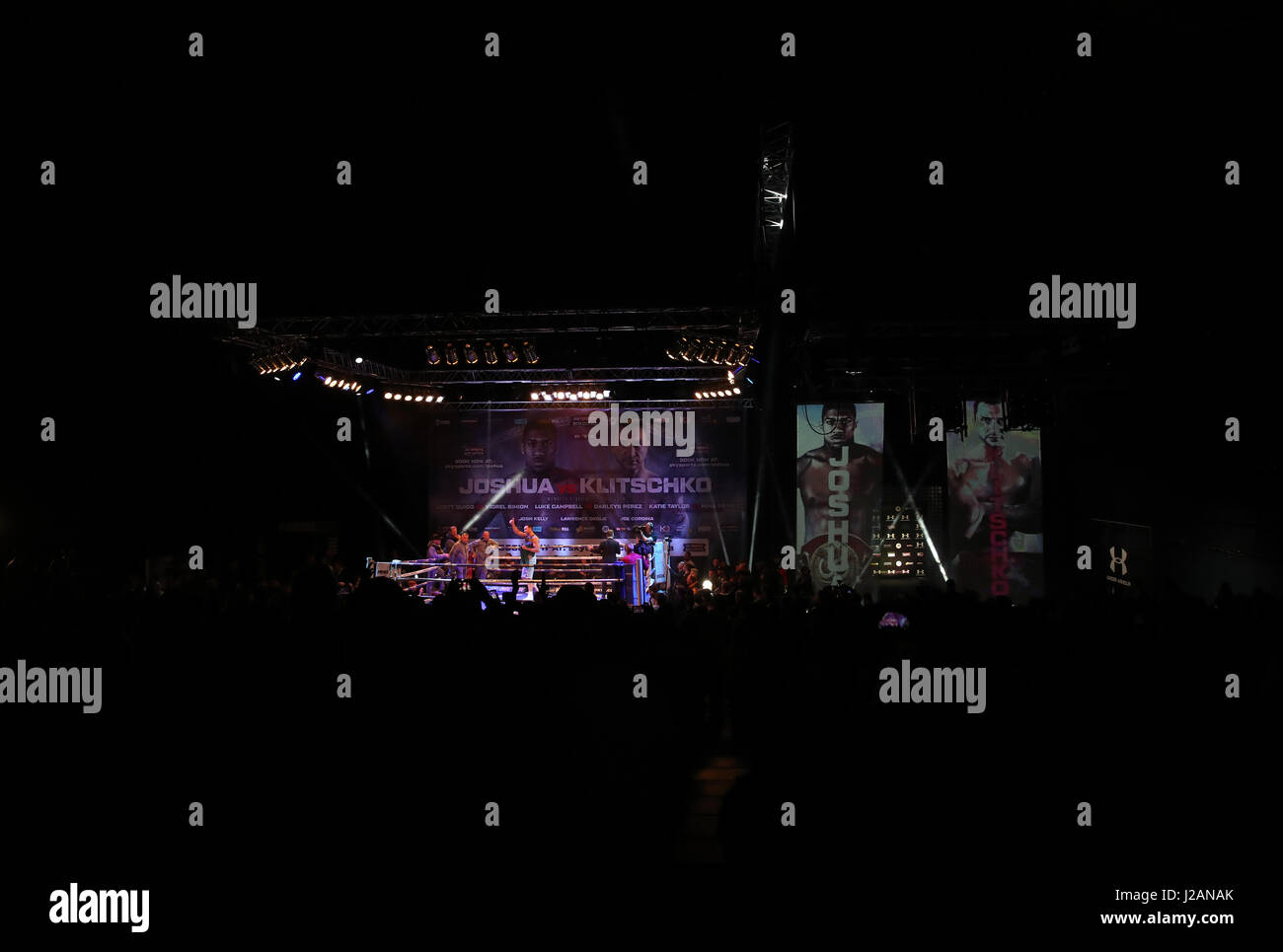 Wembley arena boxing crowd hi-res stock photography and images - Alamy