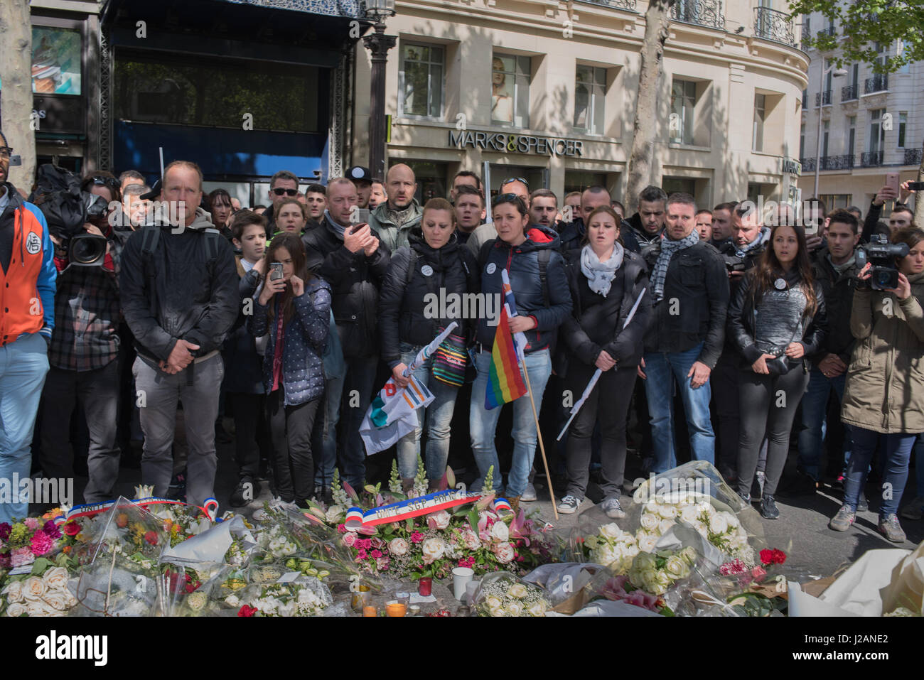 Paris: Manifestation Police officers "angry" and "in mourning Stock ...