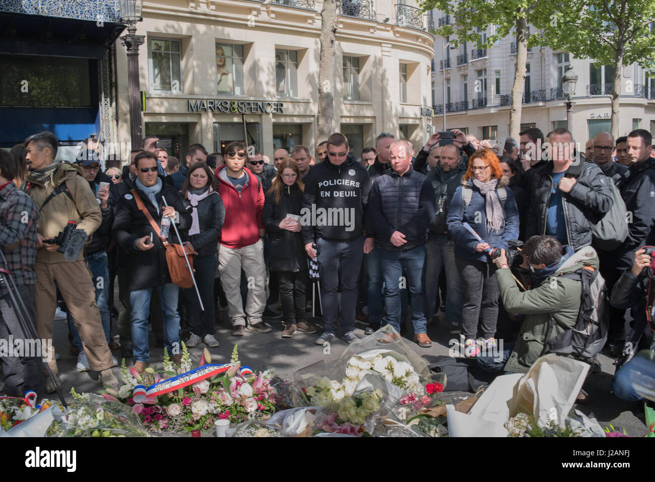 Paris: Manifestation Police officers "angry" and "in mourning Stock ...