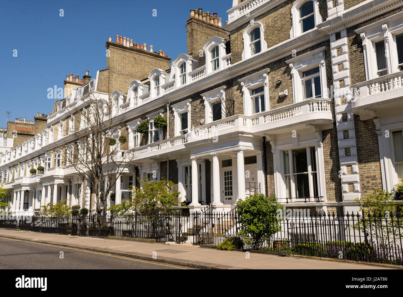 Elegant row houses hi-res stock photography and images - Alamy