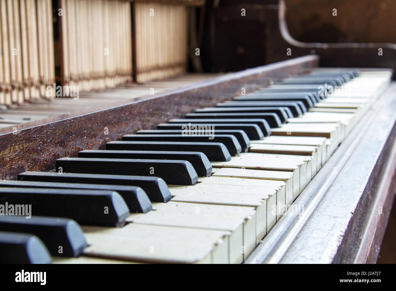 Keys from an old broken and damaged piano Stock Photo - Alamy