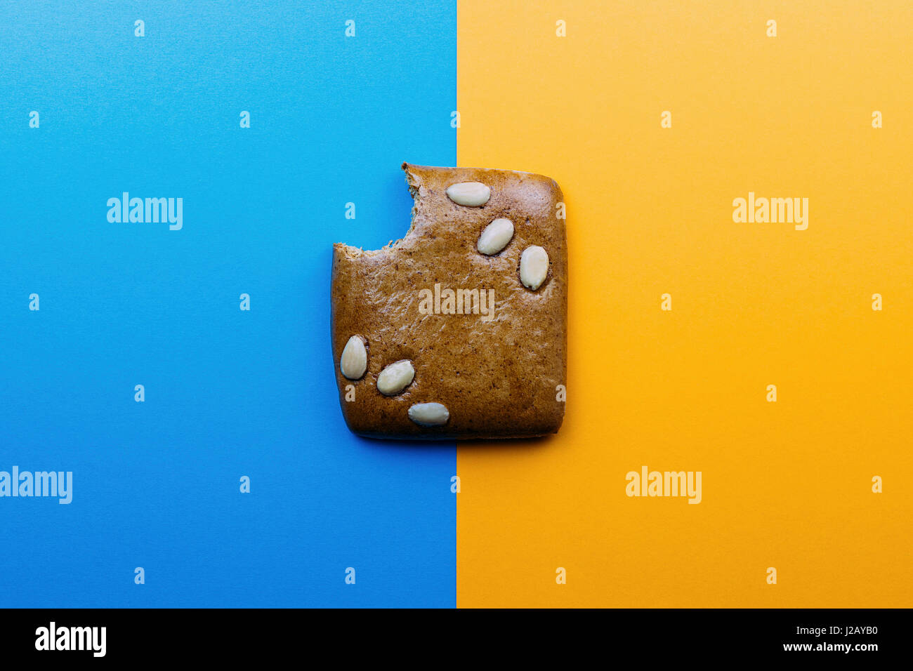 Blue and yellow still life hi-res stock photography and images - Alamy