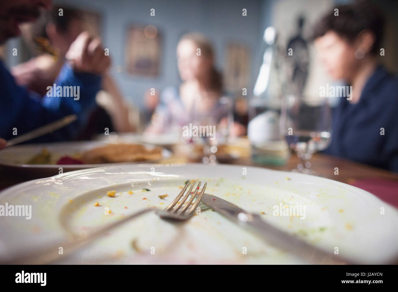 People sitting dining table hi-res stock photography and images - Alamy