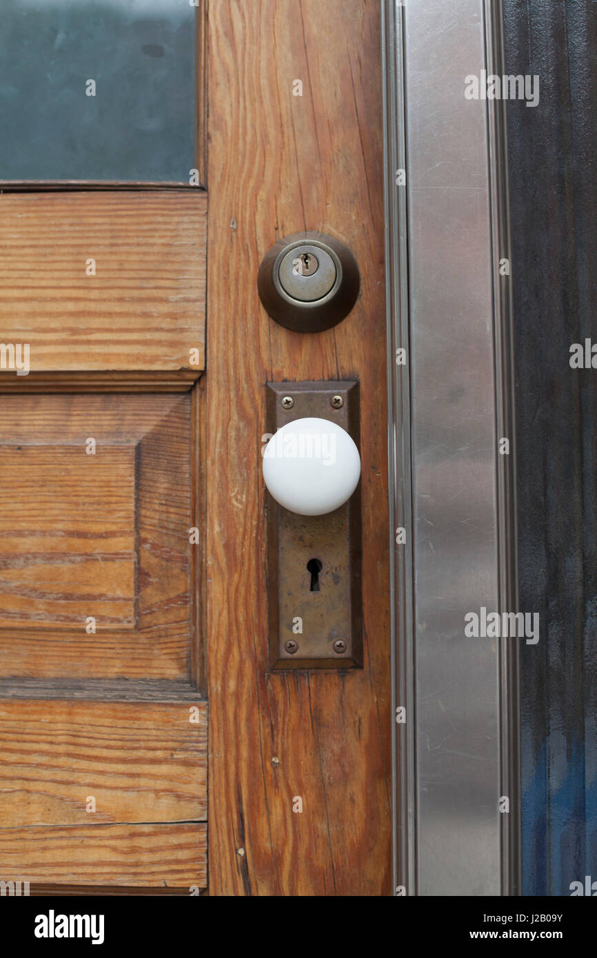 Vertical closed wooden door hi-res stock photography and images - Alamy