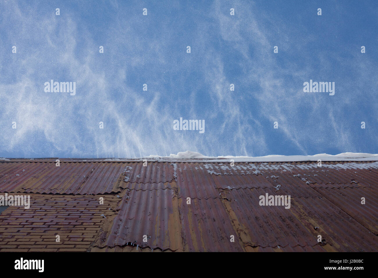 Snowing roof hi-res stock photography and images - Alamy