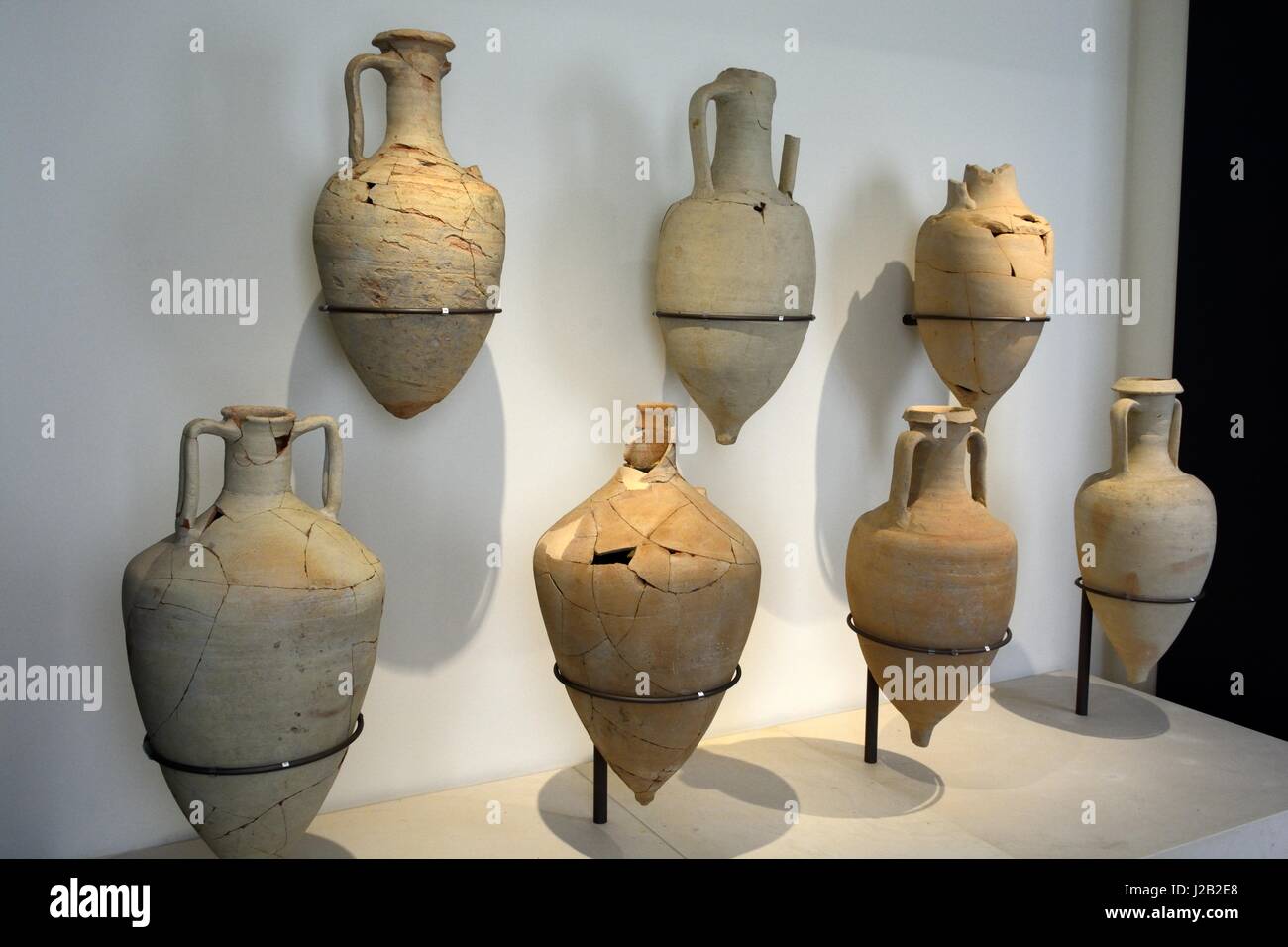 Ancient pots museum hi-res stock photography and images - Alamy