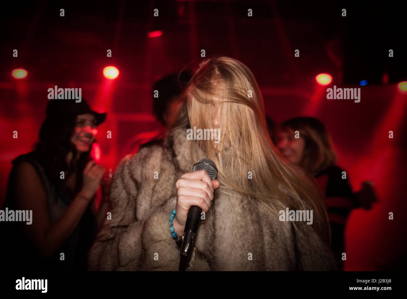 Four people singing karaoke hi-res stock photography and images - Alamy