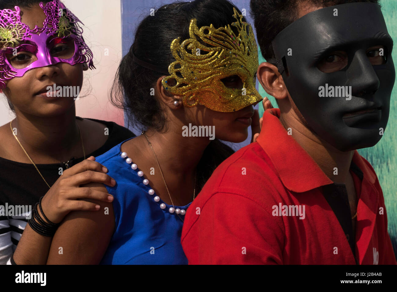 Several young people participate with their masks in the carnival ...