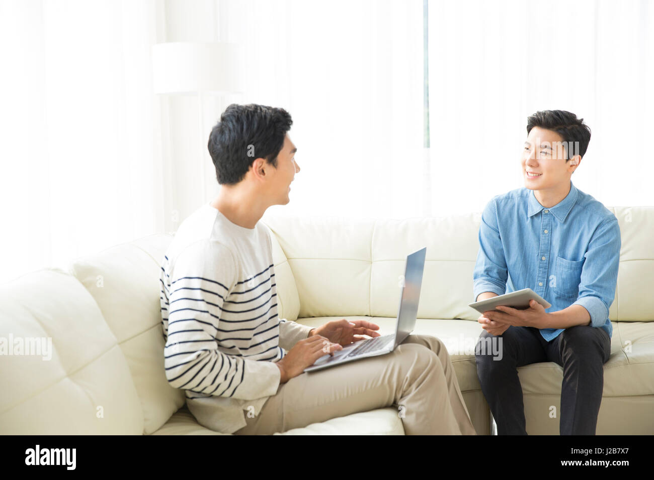 Two men discussing hi-res stock photography and images - Alamy
